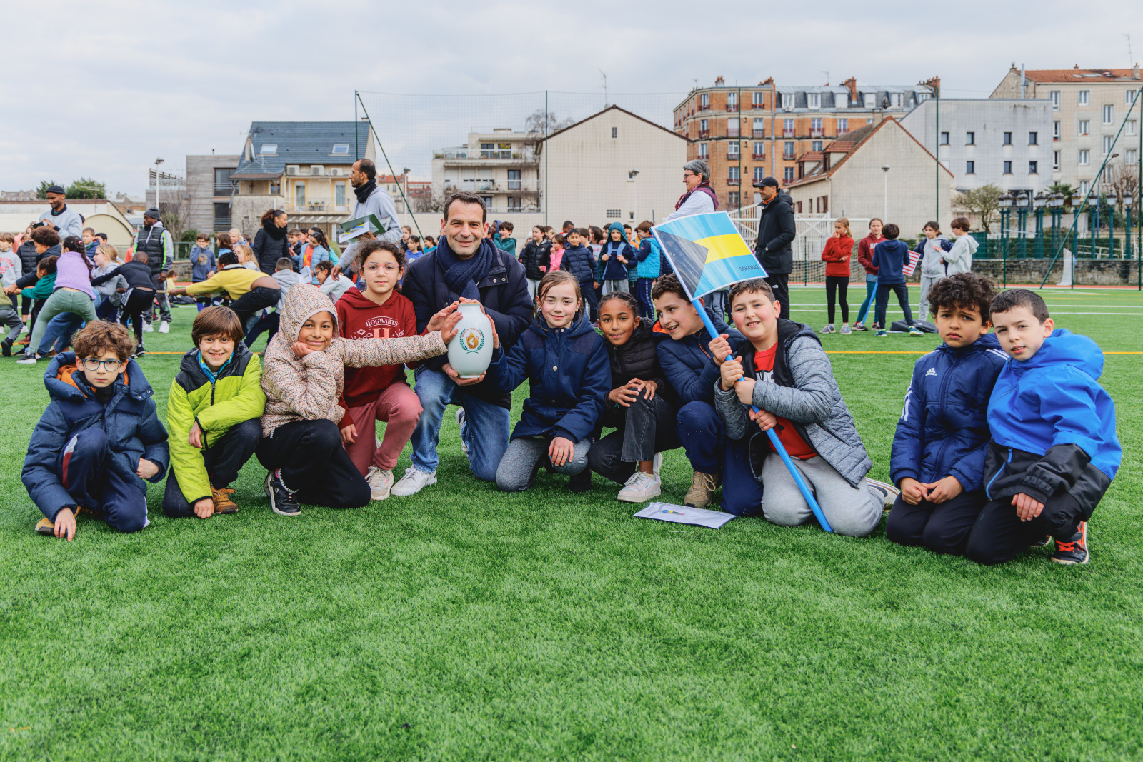 Le vase olympique fait étape à Montrouge ! - Sport - Ville de Montrouge
